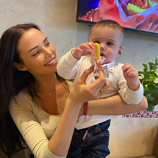 Анастасия Решетова проводит отпуск с сыном в особняке у отца Тимати во Франции Ok