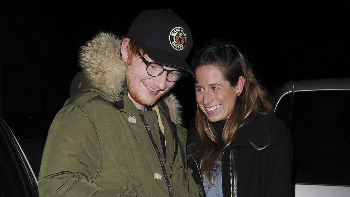 Редкие фото! Эд Ширан и Черри Сиборн на прогулке с маленькой дочерью ...