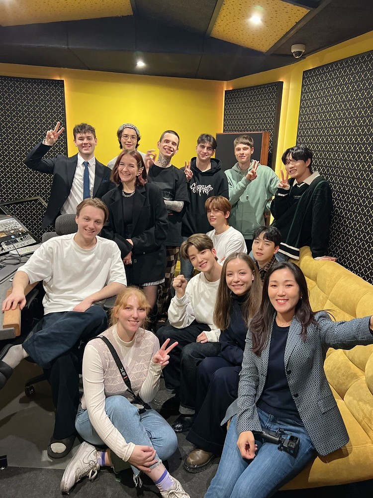 K-pop группа W24 записала фит с музыкантами из России Олей Красновой и Дэни | OK-magazine.ru