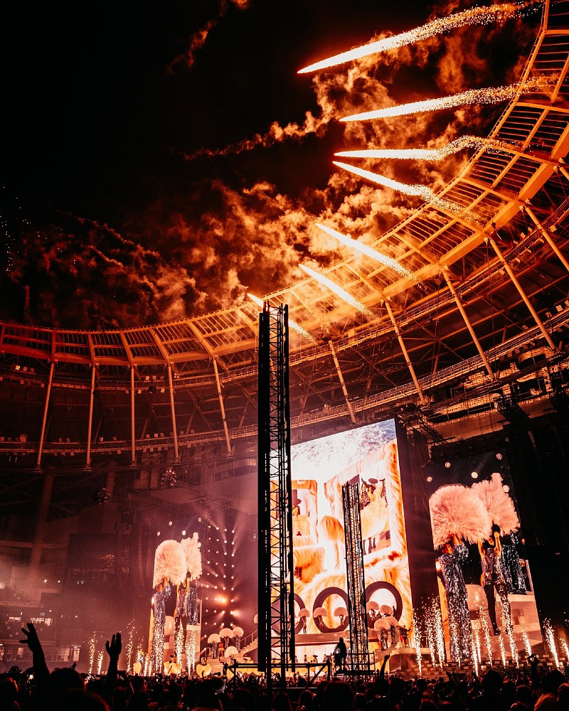 Аудио-визуальная революция: триумфальный дебют стадионного шоу Zivert «Где-то в Ретро» | OK ...